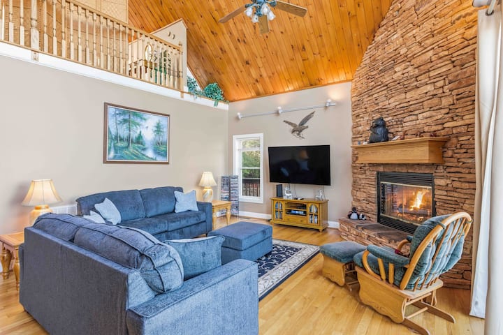 Luxury Mountain View Chalet - Sautee Nacoochee, GA