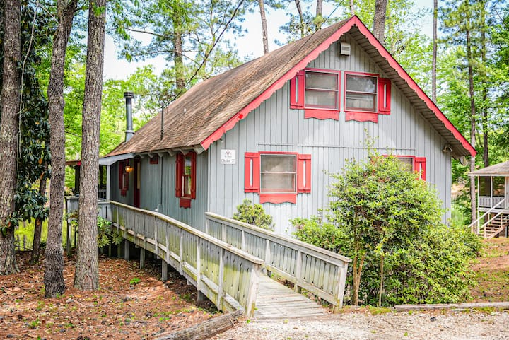 Stunning Lake View Chalet With Screened In Porch! - Pine Mountain, GA