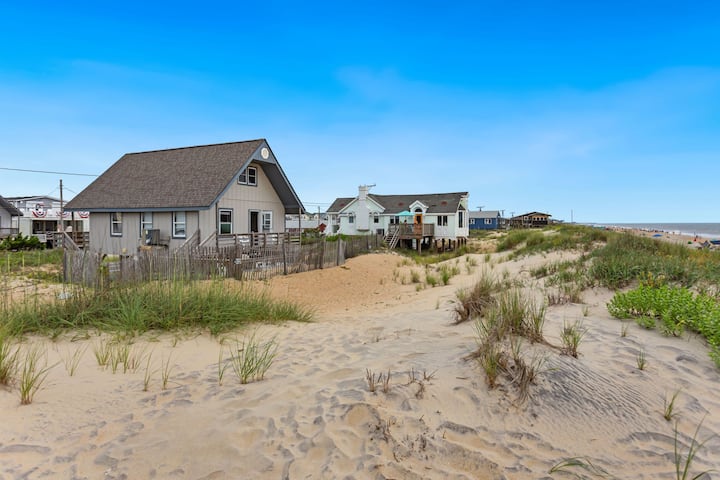 Foxhole: Oceanfront Cottage W/ Direct Beach Access - Kitty Hawk, NC