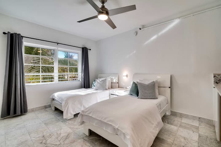 Best Location By The Beach ! Free Wifi - Tv - All Amenities - Miami Beach, FL