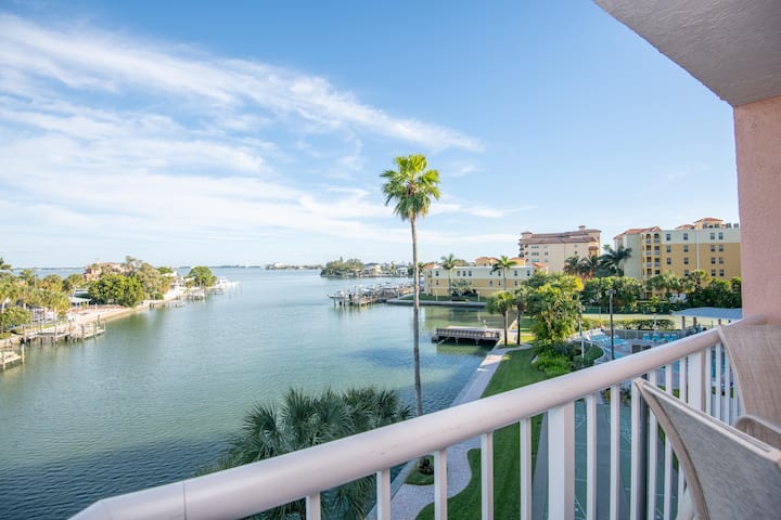 St Pete Beach Hideaway With Gorgeous Bay Views - St. Pete Beach, FL