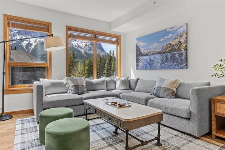 Luxury Mountain View Condo Downtown - Canmore