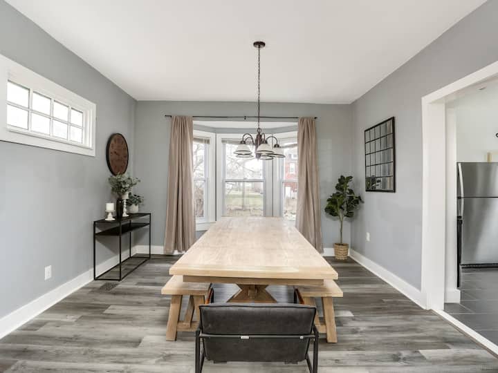 Comfortable Detroit Home | Parking | Sleeps 12 - Windsor