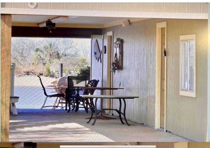Waterfront Bunkroom Sits On The Colorado River. - Matagorda, TX