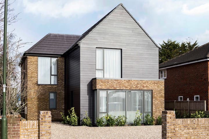 Stylish New Home With Parking - King Beds, Garden - Chichester