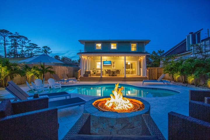 Coastal Beach Retreat W/ Heated Pool, Putting Gree - Jacksonville Beach, FL