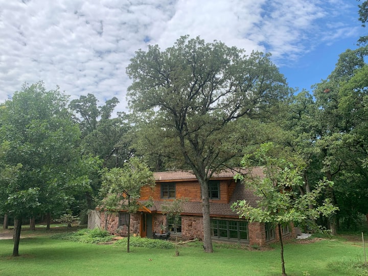 The Gate House: Cozy Christmas Cabin In Edmond - Edmond, OK