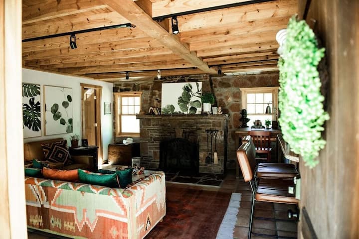 The Gate House: Your Holiday Hideaway - Edmond, OK