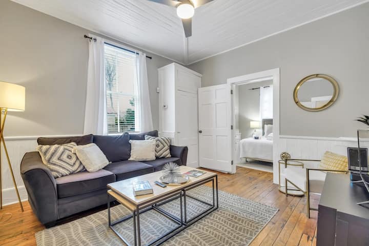 Historic 1905 Charming Bungalow 2 Blocks From King - Charleston, SC