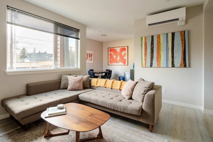 Mid-century Apartment On Hawthorne - Thrift & Eat - Portland, OR