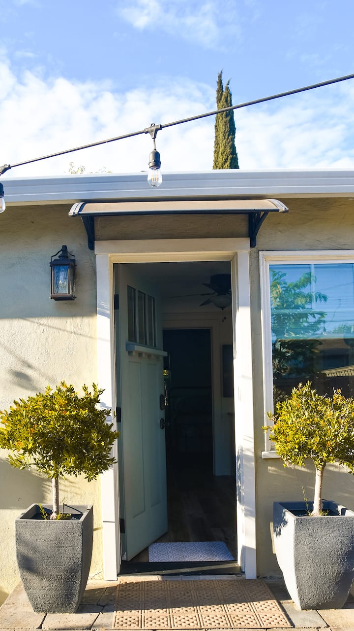 Charming Courtyard Cottage | Patio & Fire Table - Pleasant Hill, CA