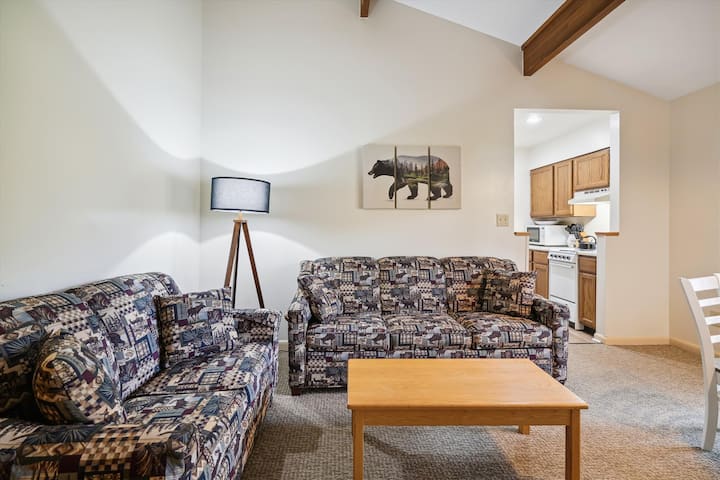 Deluxe 1 Bedroom Queen Suite Outdoor Pool 202 - Killington, VT