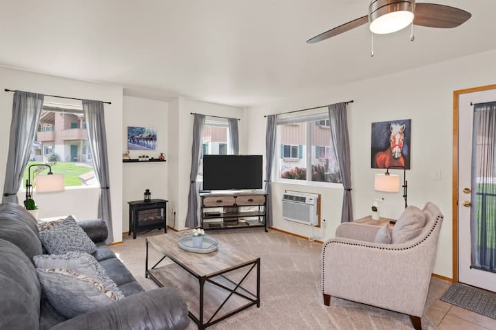 Spacious Condo Near Downtown, Hiking & River - Cashmere, WA