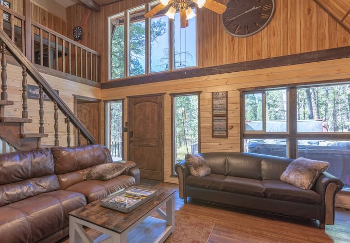 Specials Rustic Cabin Retreat - Hottub - Game Loft - Island Park, ID