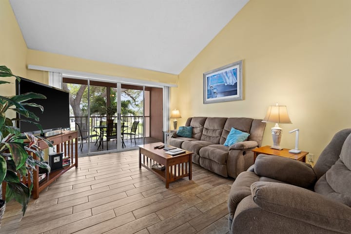 2/2 Vaulted Ceiling 10 Min To Beach On Golf Course - Englewood, FL