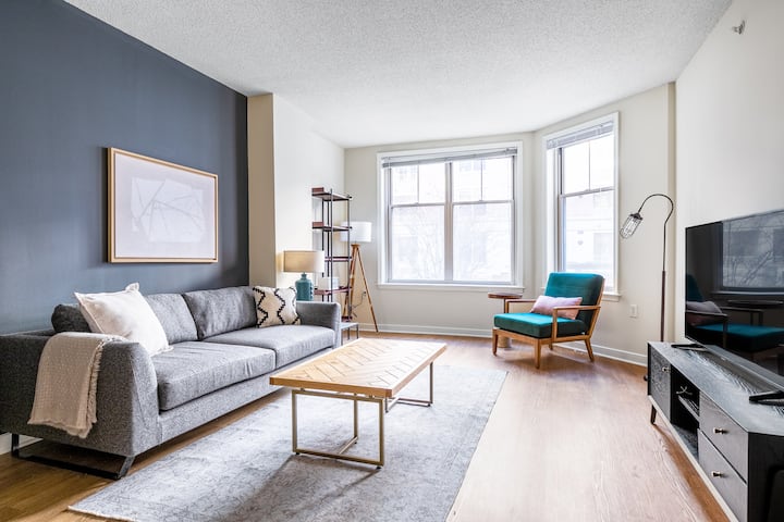 Upscale Foggy Bottom 1br W/ Den, Pool & Gym, Near Gwu, By Blueground - Washington, D.C.