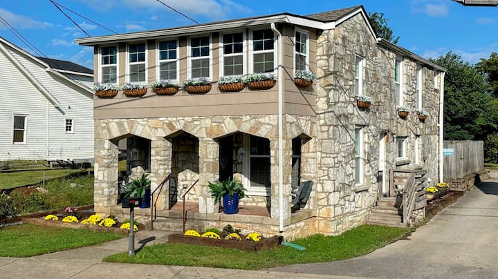 Historic Stone Cottage Retreat: 7 Min Walk To Dt Franklin - Family Fun, Games! - Franklin, TN