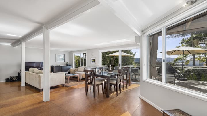 Jetty Hideaway - Cosy Cottage, Fireplace, Gardens - Coffs Harbour