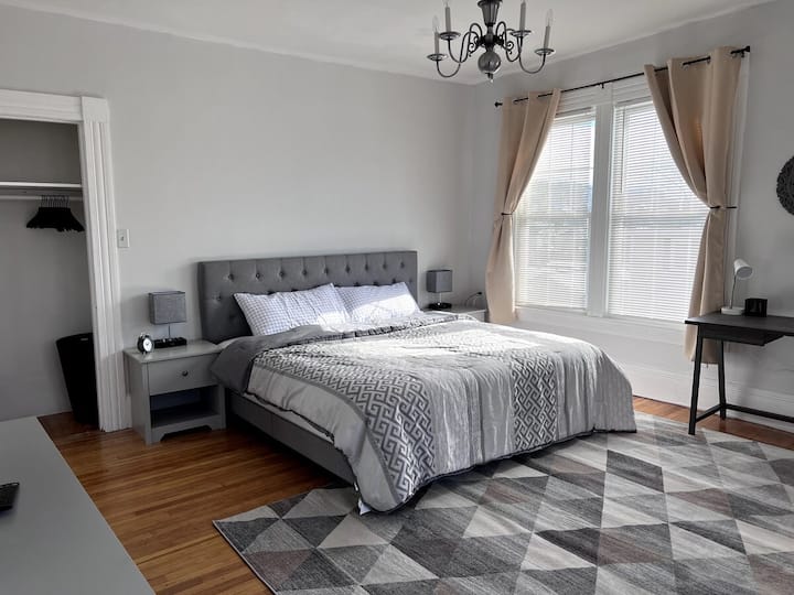 Bright King Room + Private Bath City Center W Ac - Worcester, MA
