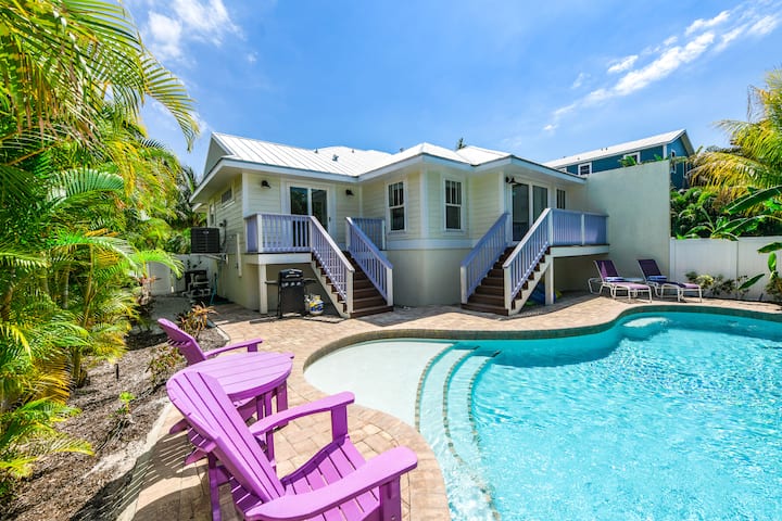Charming Island Pool Home! Walk To Holmes Beach - Holmes Beach, FL