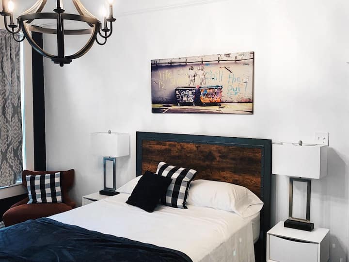 Laredo Mansion - Contemporary Suite - Laredo, TX