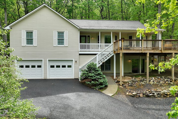 17-seat Theater, Hot Tub & Game Room: Ideal Home! - Harrisonburg, VA
