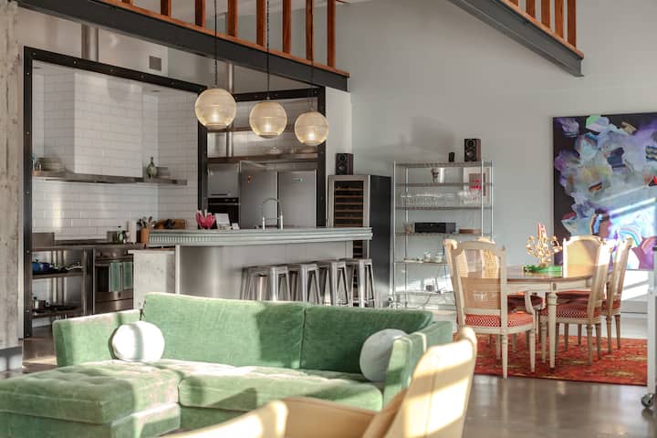 250sqm Style Loft Apartment, Steam Shower & Sauna - Wellington
