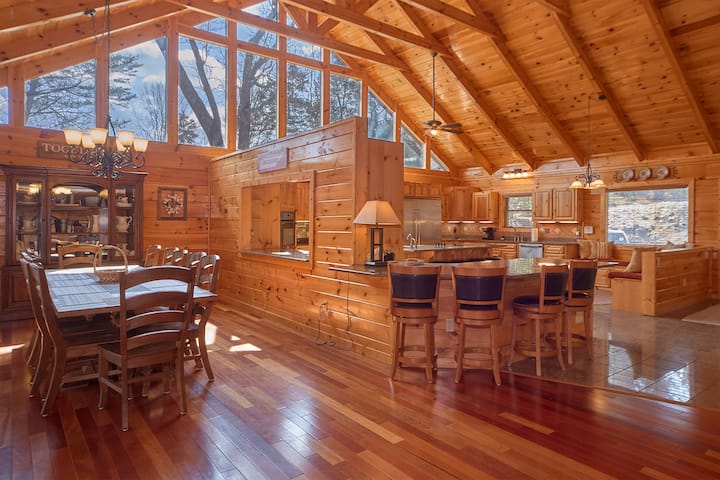 Top Notch Lodge! Indoor Basketball Court - Sevierville, TN