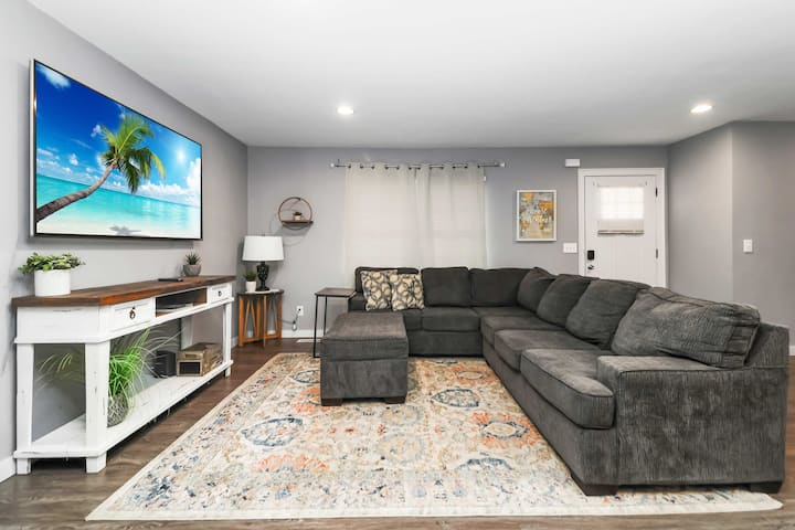 Sunlit Renovated Home | Sunroom, Porch & Trails Ne - Bella Vista, AR
