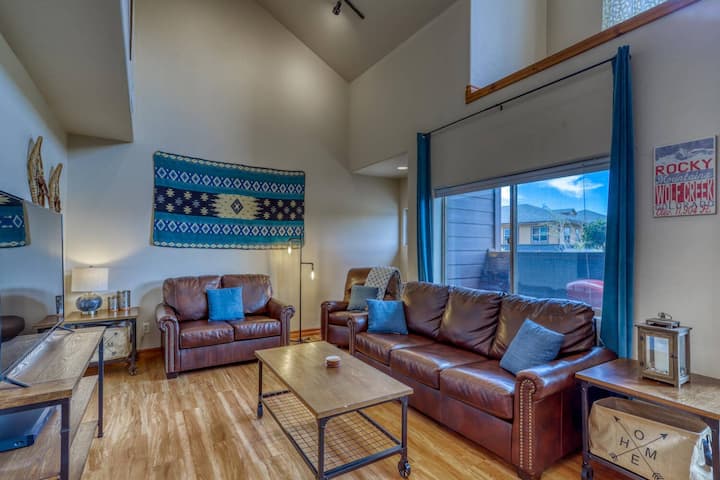 Heart Of Uptown Pagosa! Cozy Condo With Balcony, Walk To Shops, Dining, And Hot Springs Nearby! - Pagosa Springs, CO