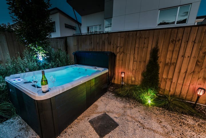 Hot Tub Under The City Lights - Christchurch