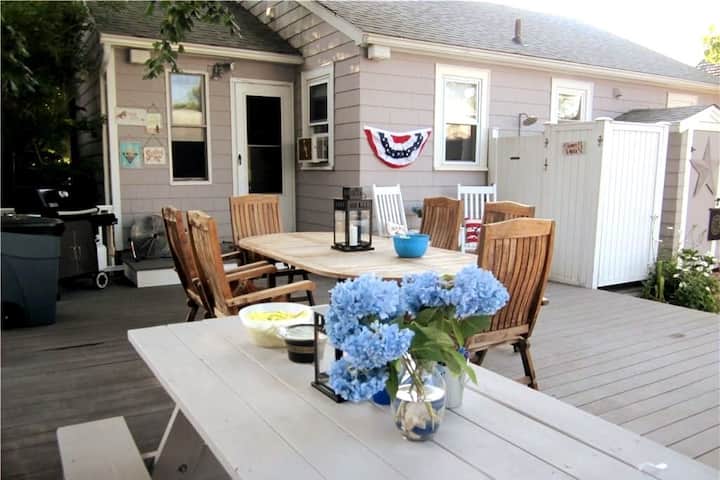 Sweet Cottage On Cozy Bonnet Shores Lane! - Narragansett, RI