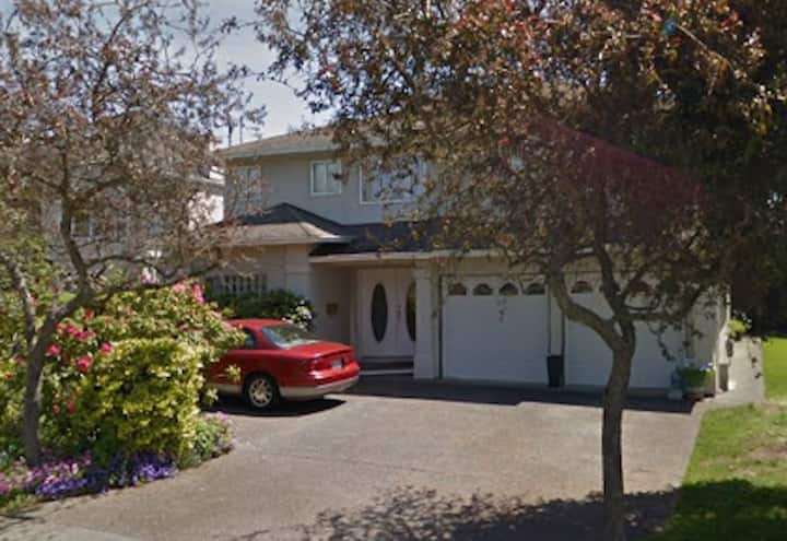 #105 Gordon Head Rd - 3 Bed Upper Gorgeous Suite - Victoria