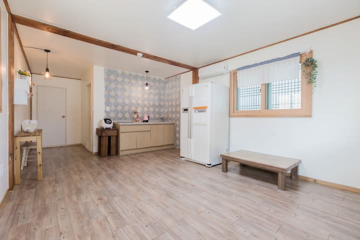 특색있고 감각적인 컨셉으로 꾸며진 가족실(1층 온돌방2+온돌거실+대청마루) - Gyeongju-si