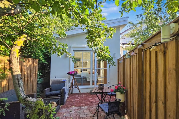 Private Guesthouse In Malmö · King Bed & Terrace - Malmö