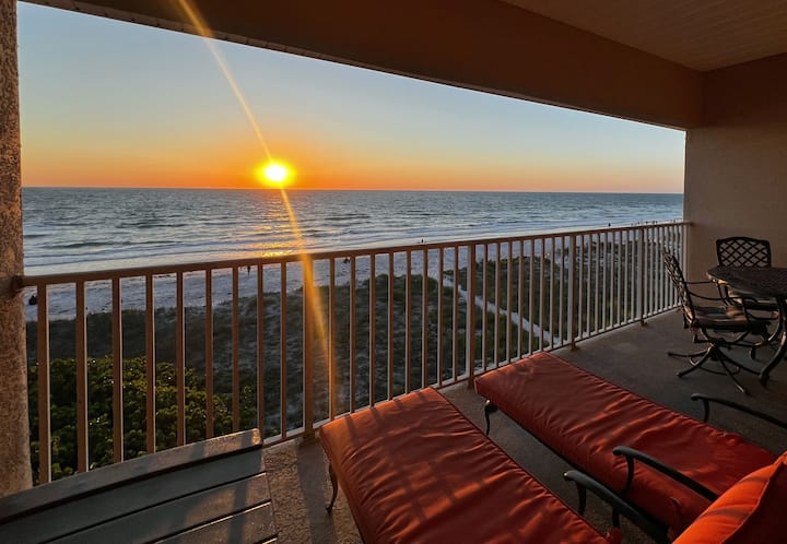 Top Floor Beachfront Heaven! Walkable To Best Of I - Indian Rocks Beach, FL