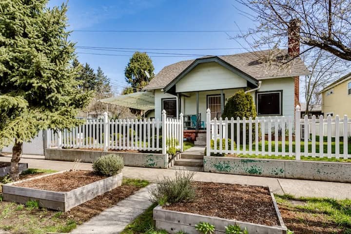 Adventurer's Home Base: 3 Bedroom Artsy Bungalow - Eugene, OR