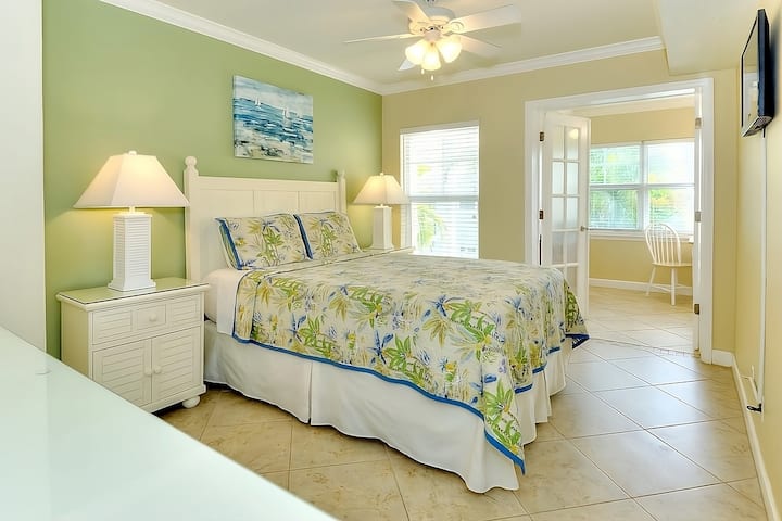 3 Amazing Rooms With Sunroom! Pool, Free Parking! - Indian Rocks Beach, FL