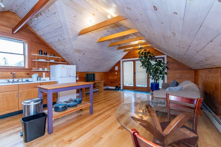 Bright And Cozy Prvt Treehouse Apt Near Downtown! - Burlington, VT