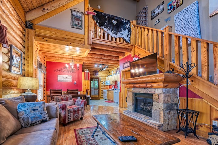 Hot Tub ~ Pool ~ Close To Pf ~ Cozy - Pigeon Forge, TN