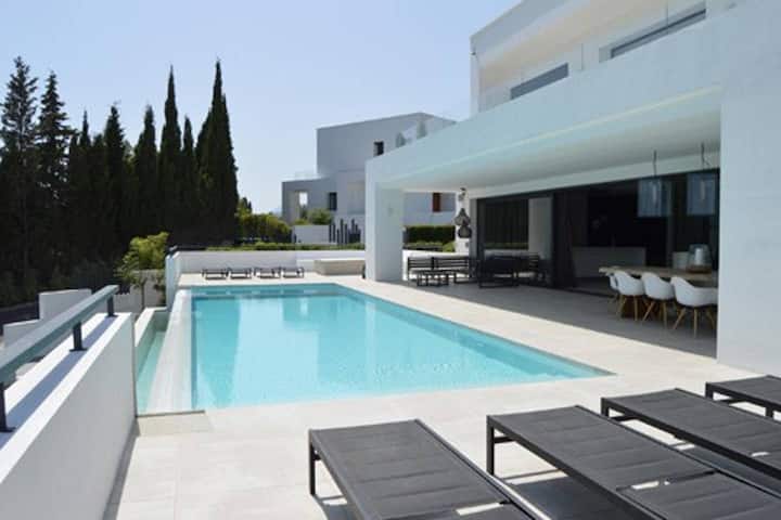 Featured Villa In Spain With Modern Architecture - Estepona