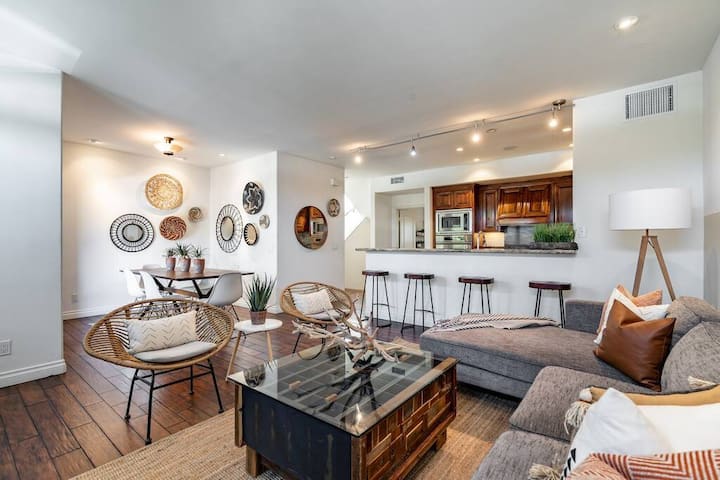 Your Trendy San Diego Home, 2-bedroom With Private 2-car Garage - San Diego