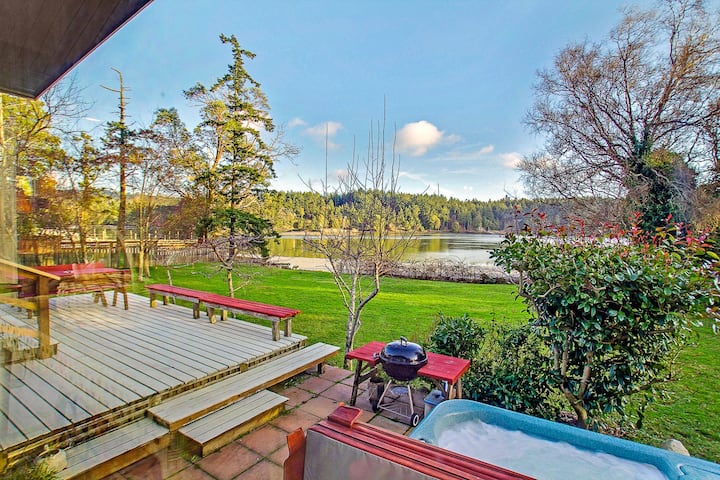 Pet-friendly Home W/ Hot Tub (Mitchell Bay Shores) - Roche Harbor, WA