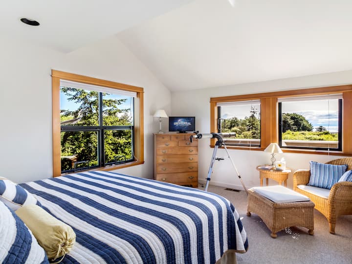 Nantucket Style W/ Peak-a-boo View (Kbc) - Friday Harbor, WA