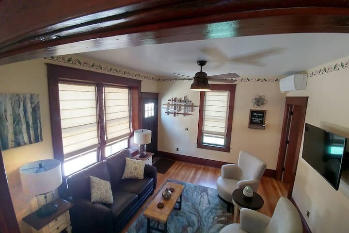 Skönhuset Swedish Cottage With Secret Door & Porch - Marquette, KS