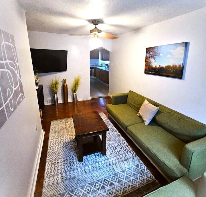 Carey Way Quarters – Stylish 3-bedroom Loft! - Black Widow, West Mifflin