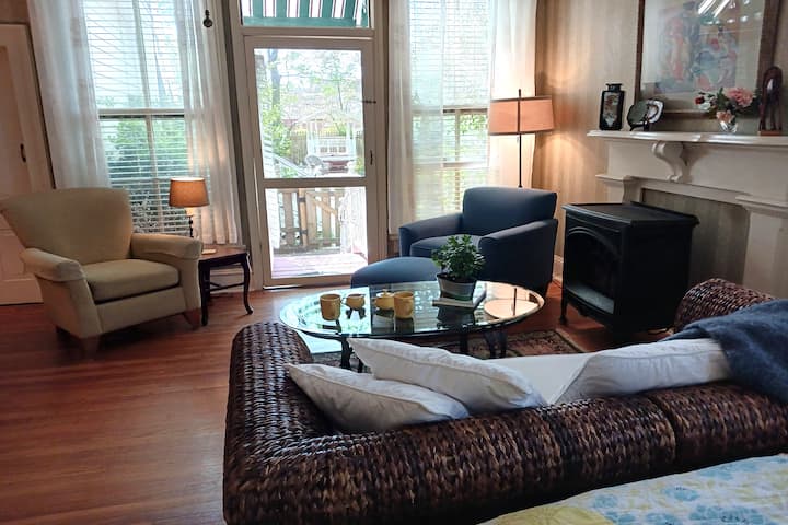 Luxurious Cottage With Private Garden - Little Rock, AR