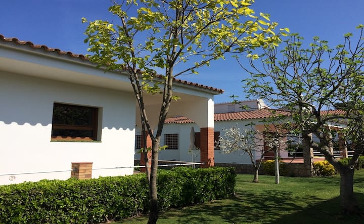 Montserrat 1, Grande Maison Avec Jardin Et Piscine - Gérone