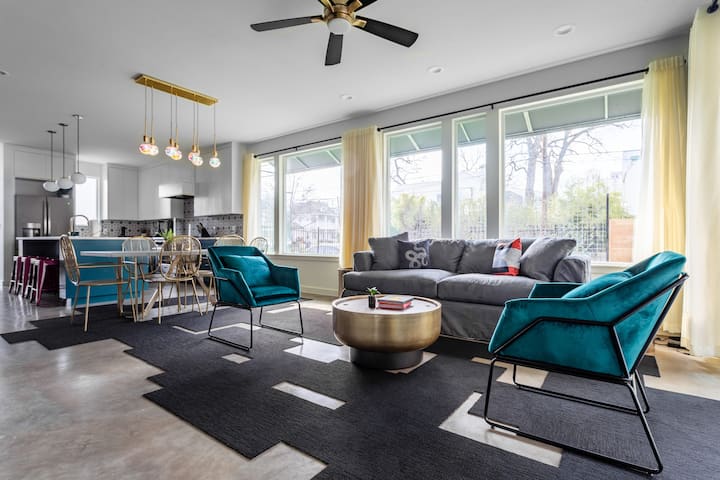 Insta Worthy Group Compound Near Rainey St - Austin, TX
