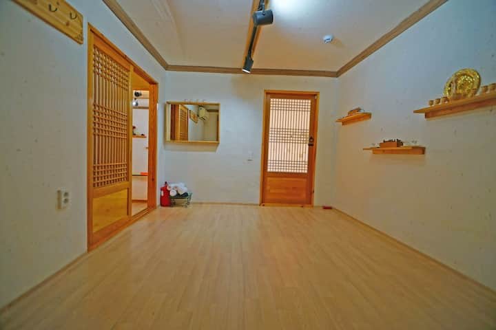 #벽화마을 #한옥마을 #오목대 #향교 한옥별채독채 - Jeonju-si